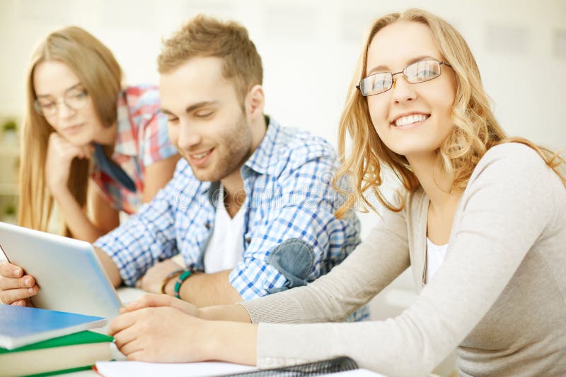 Estudiante feliz foto de archivo. Imagen de éxito, sonriente - 72336312