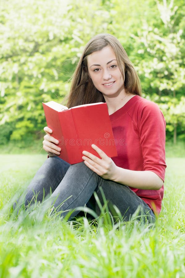 Estudiante Feliz Al Aire Libre Relajado Imagen de archivo - Imagen de ...