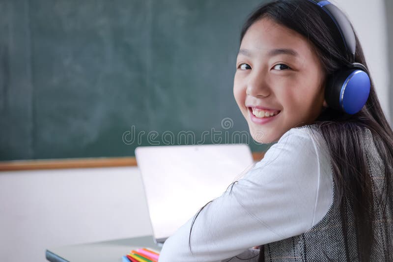 Estudiante Feliz Estudiando Con Un Profesor En El Aula Imagen de ... Estudiante Feliz Estudiando Con Un Profesor En El Aula Imagen de ...