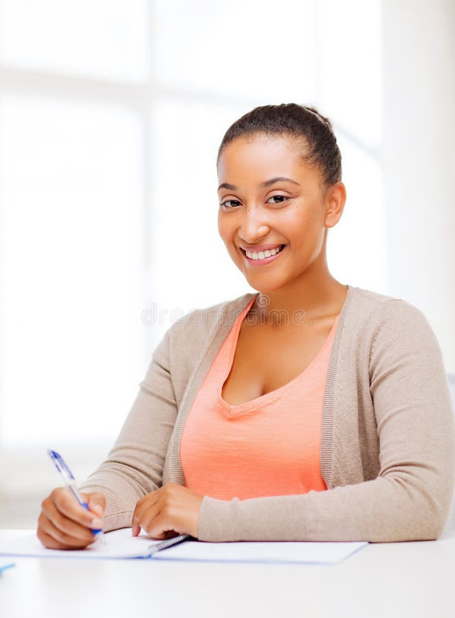 Estudiante Internacional Que Estudia En Universidad Foto de archivo ...