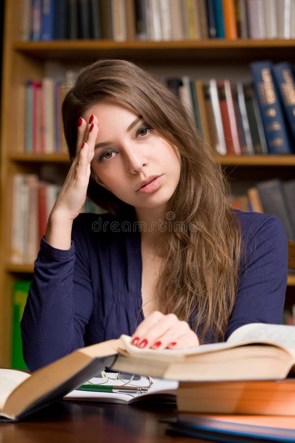 Hombre Agotado Que Mira Para Arriba Foto de archivo - Imagen de fondo ...