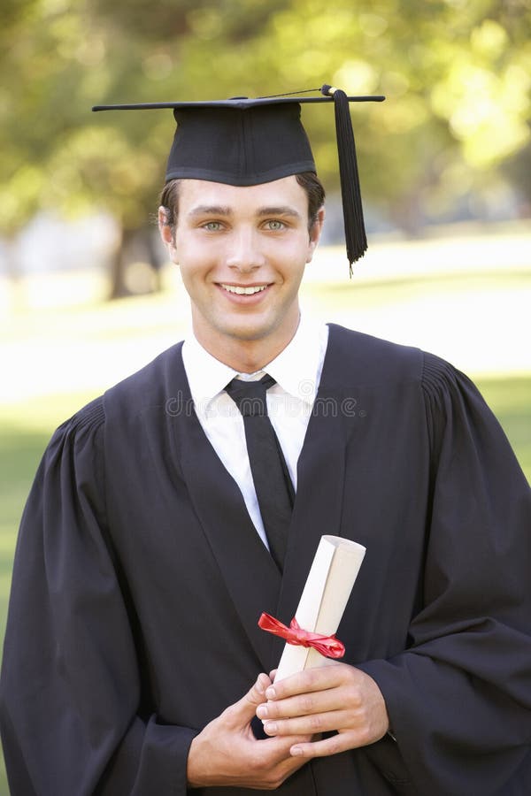 Estudiante Masculino Attending Graduation Ceremony Imagen de archivo ...