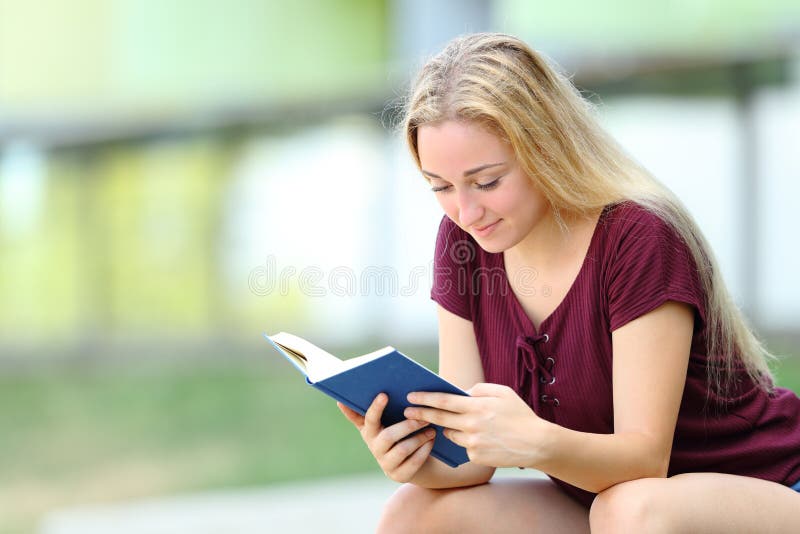 Adolescente Relajado Que Respira El Aire Fresco En Un Parque Foto de ...
