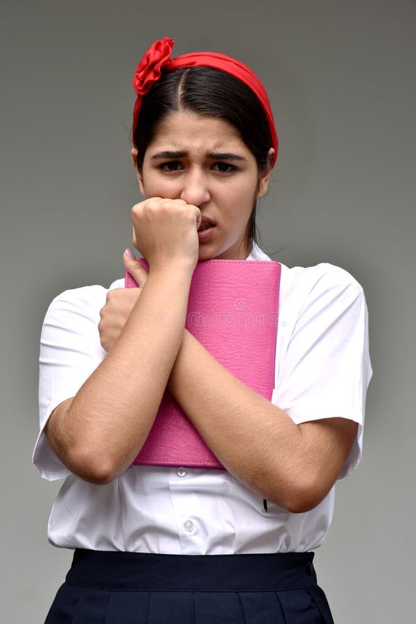 Estudiante Subrayada Wearing School Uniform Con El Cuaderno Foto de ...