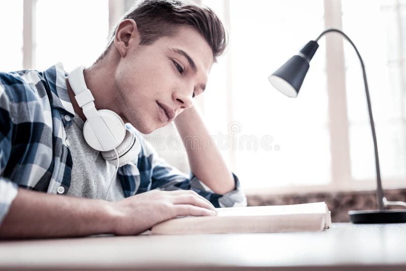 Tranquilo Estudiante Chico Relajante Meditando. Guapo Europeo Se Calma ...