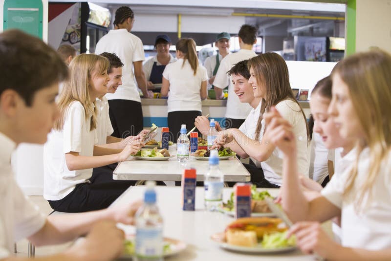 Estudiantes En La Cafetería De Escuela Imagen de archivo - Imagen de ...