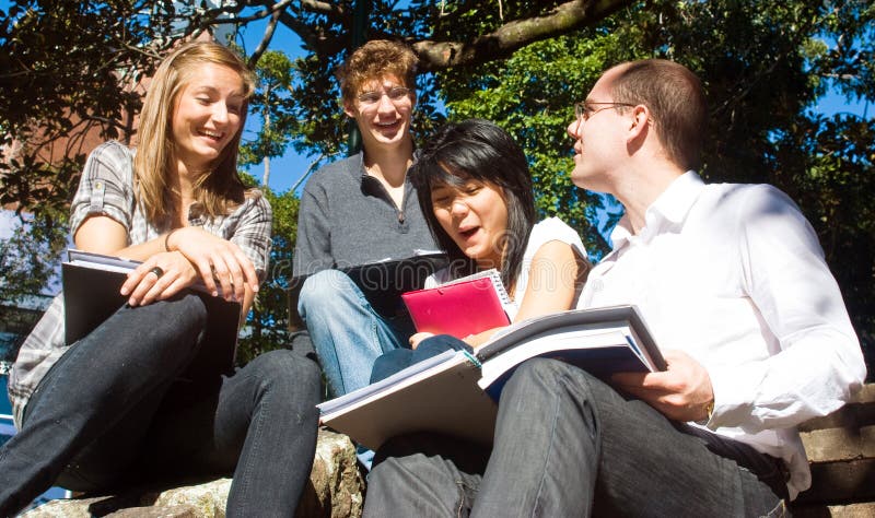 Estudiantes felices foto de archivo. Imagen de riéndose - 13242444