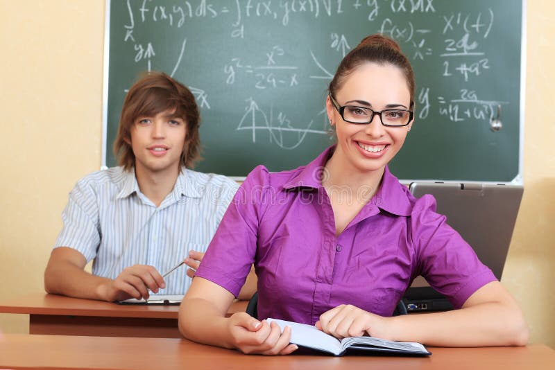 27,105 Estudiantes Felices En La Sala De Clase Fotos de stock - Fotos ...