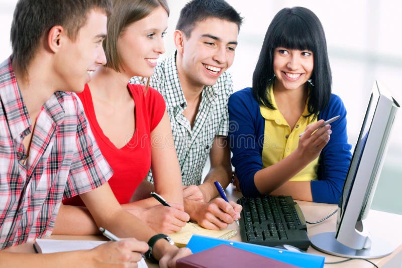 Estudiantes felices imagen de archivo. Imagen de alegre - 26232287