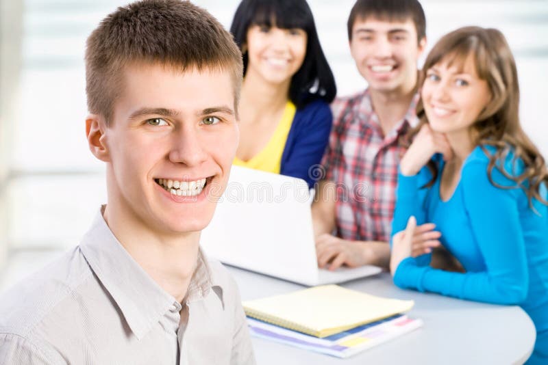 Estudiantes felices imagen de archivo. Imagen de escuela - 31466969