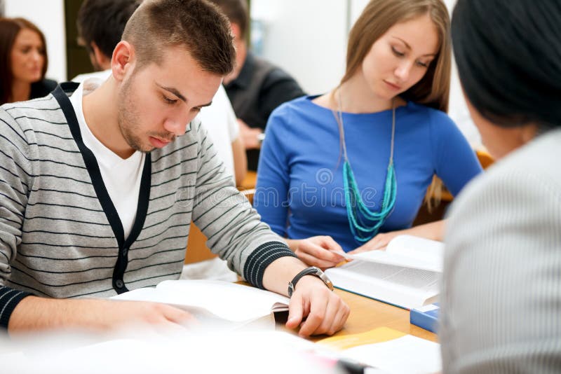 Estudiantes Que Estudian En Sala De Clase Foto de archivo - Imagen de ...