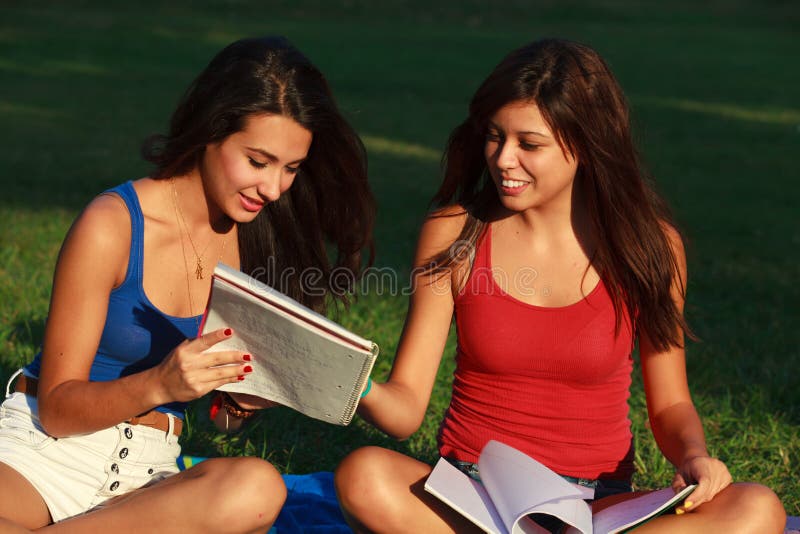 Estudiantes Universitarias Hermosas Imagen de archivo - Imagen de ...