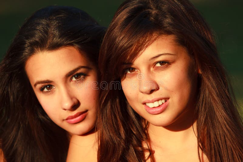 Estudiantes Universitarias Hermosas Imagen de archivo - Imagen de ...