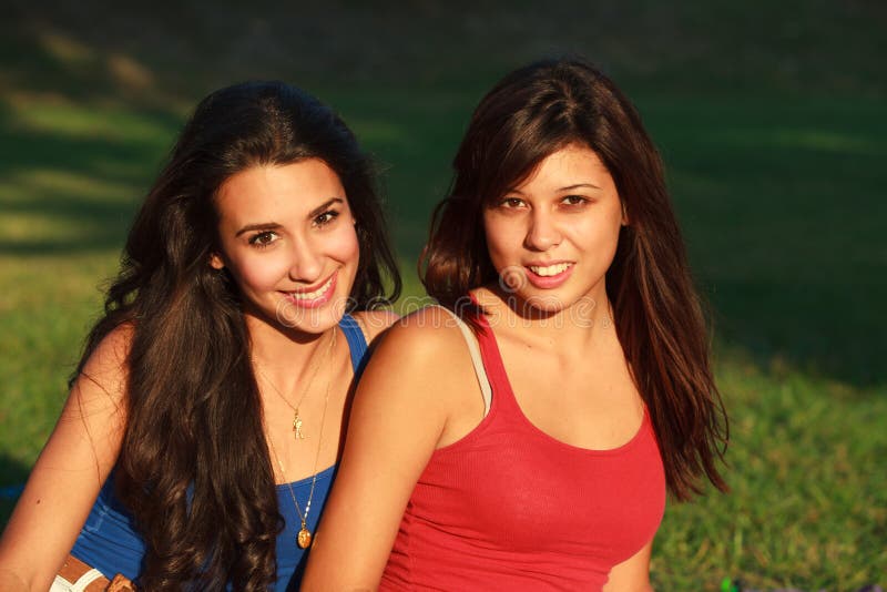 Estudiantes Universitarias Hermosas Imagen de archivo - Imagen de ...