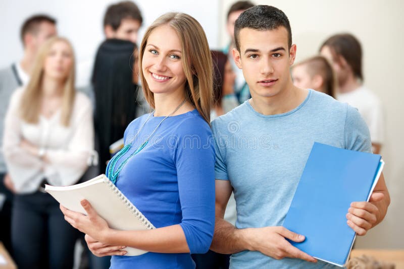 Estudiantes Universitarios Con Los Libros Foto de archivo - Imagen de ...