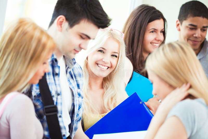 Estudiantes Universitarios Felices Imagen de archivo - Imagen de alto ...