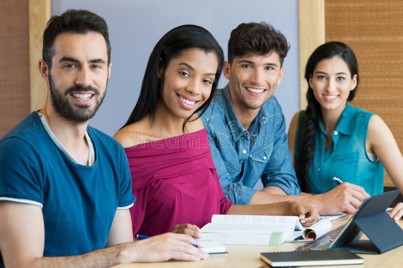Feliz Estudiante Universitario En Biblioteca Foto de archivo - Imagen ...