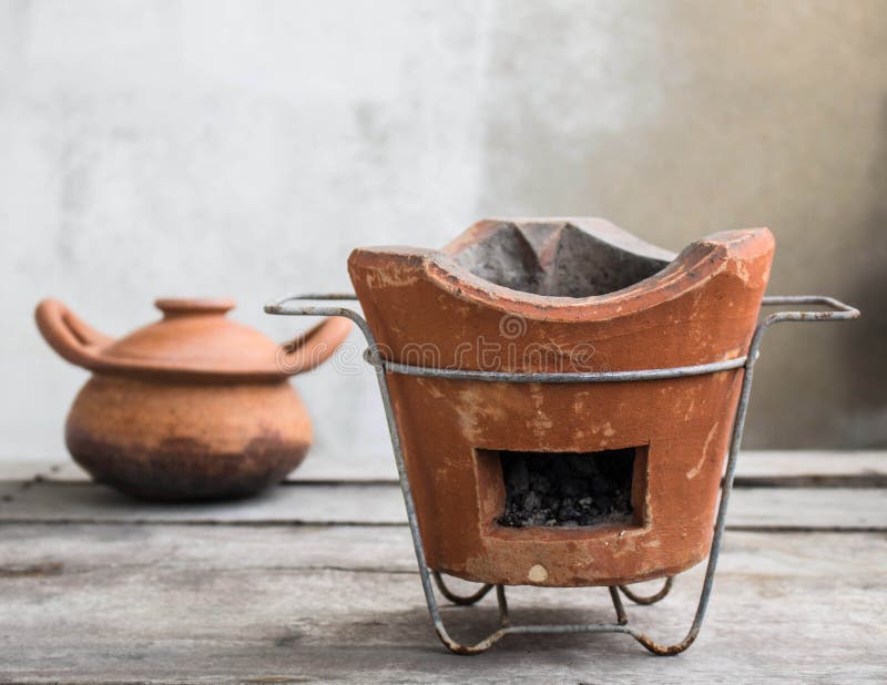 Estufas y potes de arcilla imagen de archivo. Imagen de grilled - 43130345