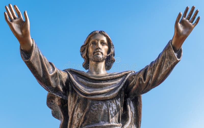 Estátua De Bronze De Jesus Que Olha O Céu Com Ambos Os Braços Acima