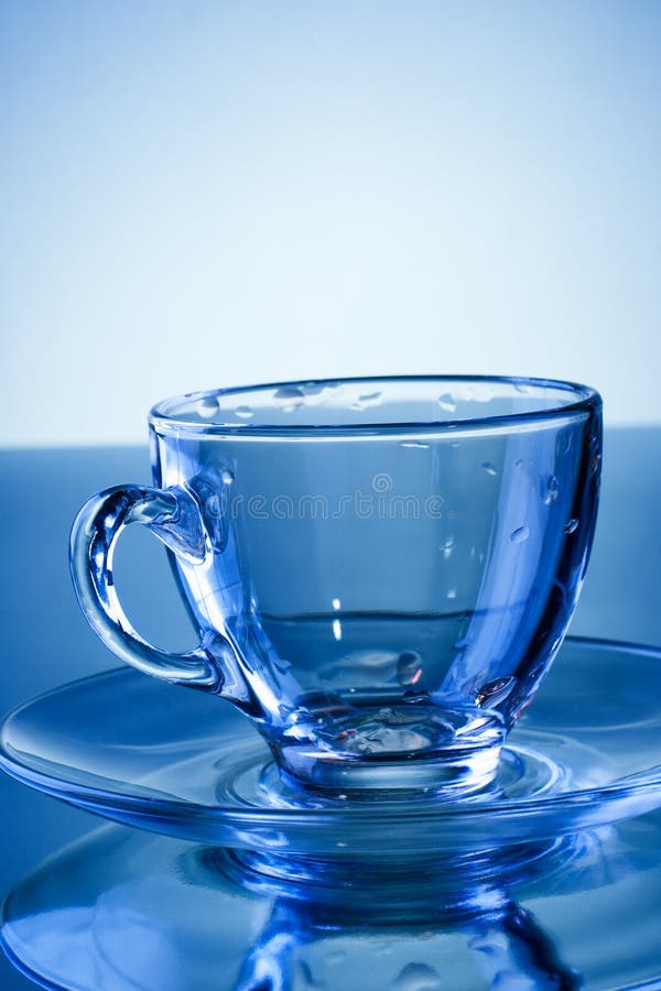 Esvazie a Caneca De Vidro Transparente No Fundo Azul Imagem de Stock ...