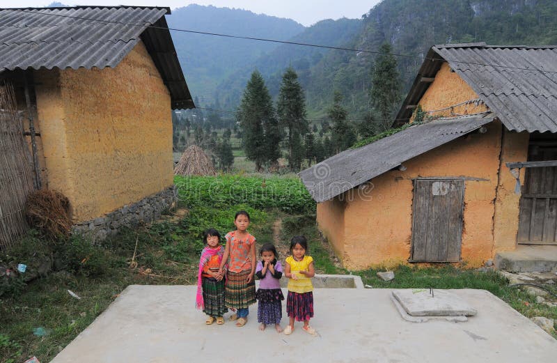 Ethnische Hmong-Kinder in Sapa, Vietnam Redaktionelles Stockfoto - Bild ...