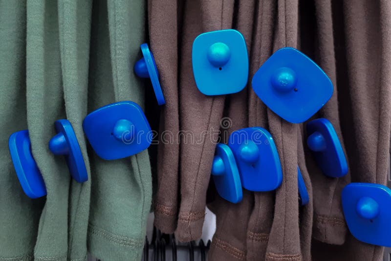 Etiqueta Dura Do RFID Para a Roupa Foto de Stock - Imagem de alarme ...