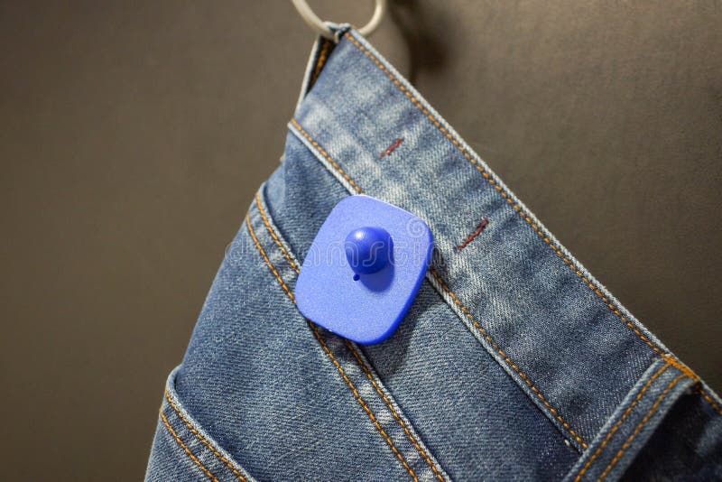 Etiqueta Dura Do RFID Para a Roupa Foto de Stock - Imagem de loteamento ...