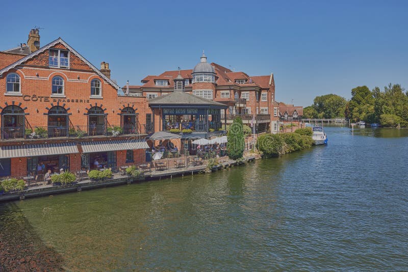 Eton and the Thames editorial photography. Image of buildings - 275555097