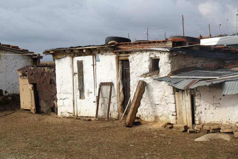 Ett fattigt hus i by arkivfoto. Bild av höna, fördärva - 136780854