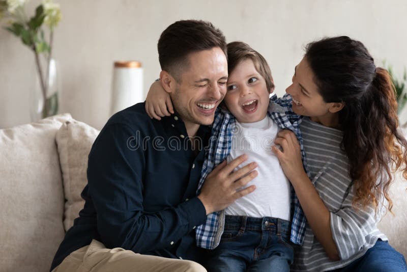 Unge Man Som Knullar Liten Dotter Som Sitter Tillsammans På Soffa