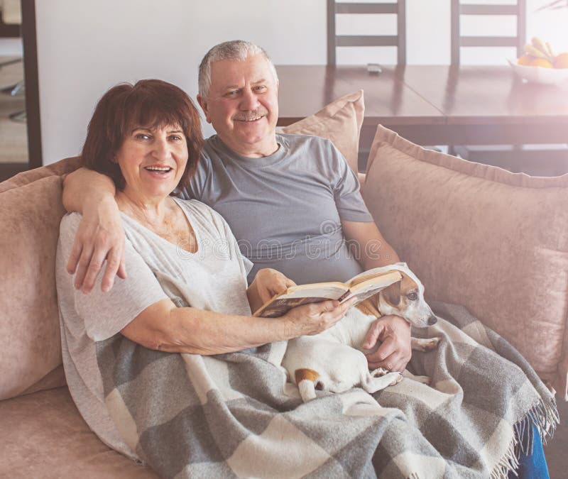 En Man Som Sitter På Soffan Och Arbetar Hemifrån På Den Bärbara Datorn