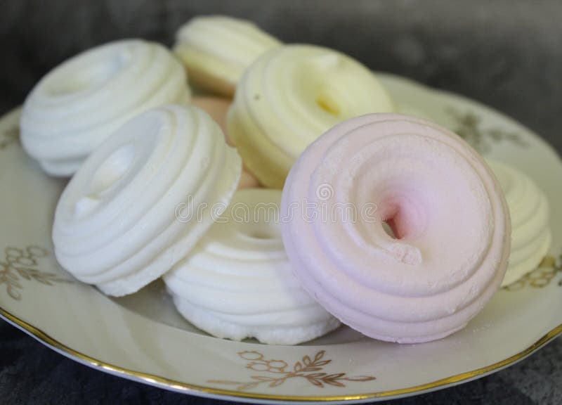 Etwas Meringen Auf Einer Platte Stockbild - Bild von zucker, farbe ...