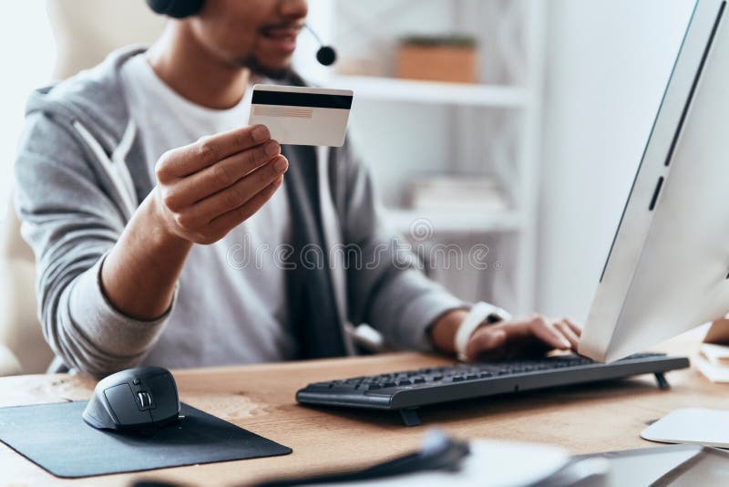 Online zusammen kaufen stockfoto. Bild von attraktiv - 41391698