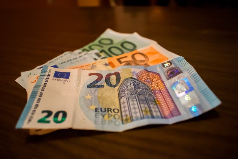 Euro Billets De Banque D'argent Sur La Table Photo stock - Image du ...