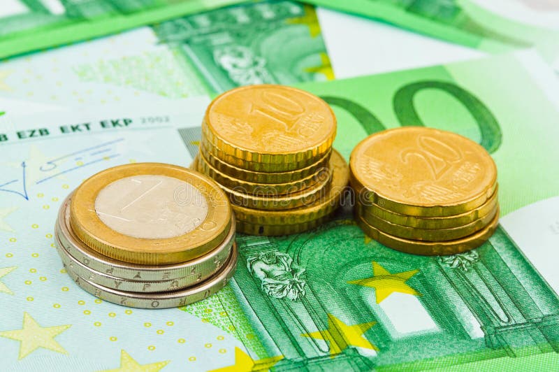 Euro Muntstukken En Bankbiljetten Stock Foto - Image of document ...