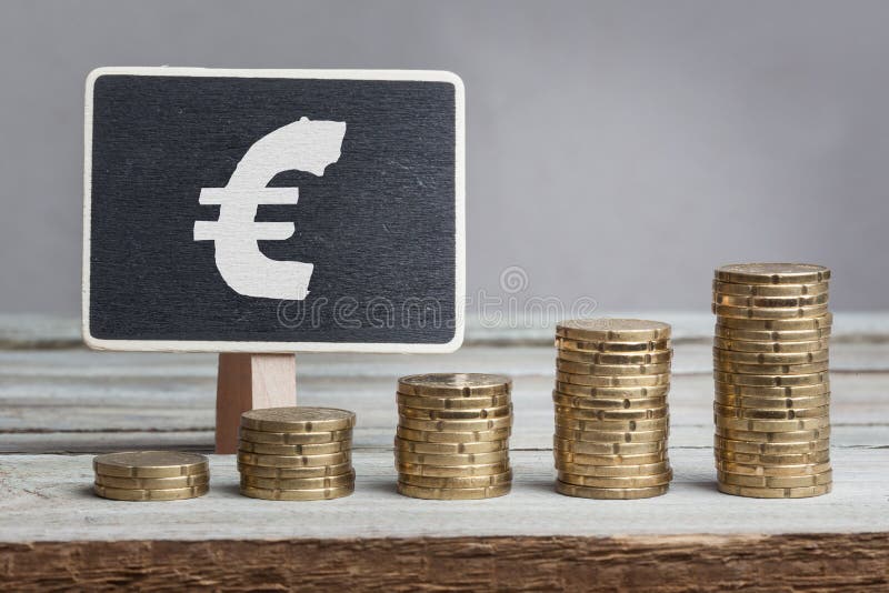 Euro Segno Con Le Pile Dei Soldi Fotografia Stock - Immagine di simbolo ...