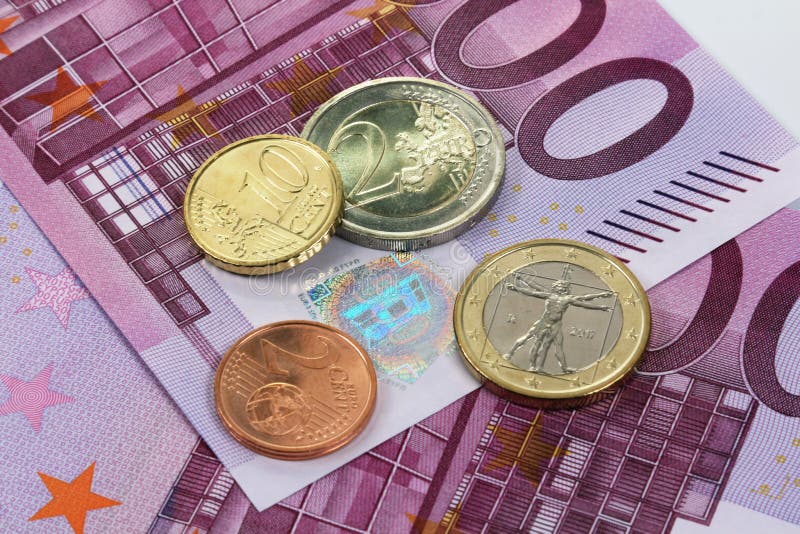 Tio eurosedlar i hand fotografering för bildbyråer. Bild av euro - 88741449