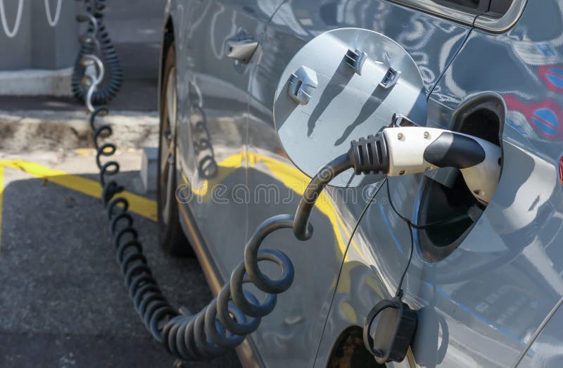 Ev Auto Of Elektrische Auto Op Laadstation Met Ingebouwde Stroomkabel