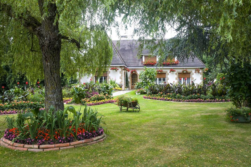 Mooie Franse tuin stock foto. Image of europa, europees - 2440292
