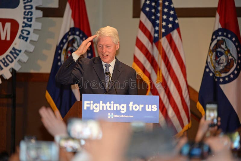 Ex Presidente Bill Clinton Salutes a Hillary Supporters Fotografia ...