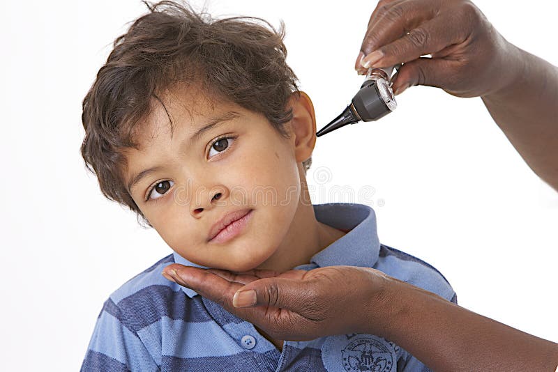 Examen D'oreille Chez Les Enfants Image stock - Image du geste, médical ...