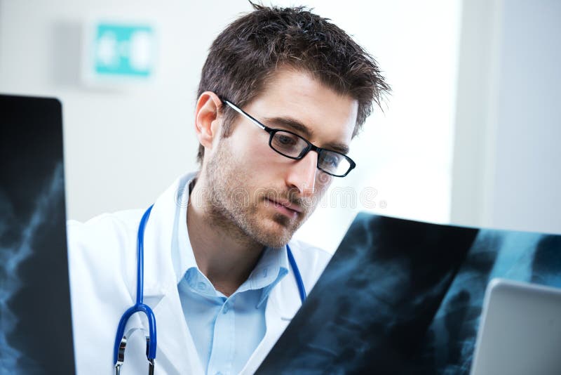 Examen radiologique image stock. Image du docteur, portable - 37875059