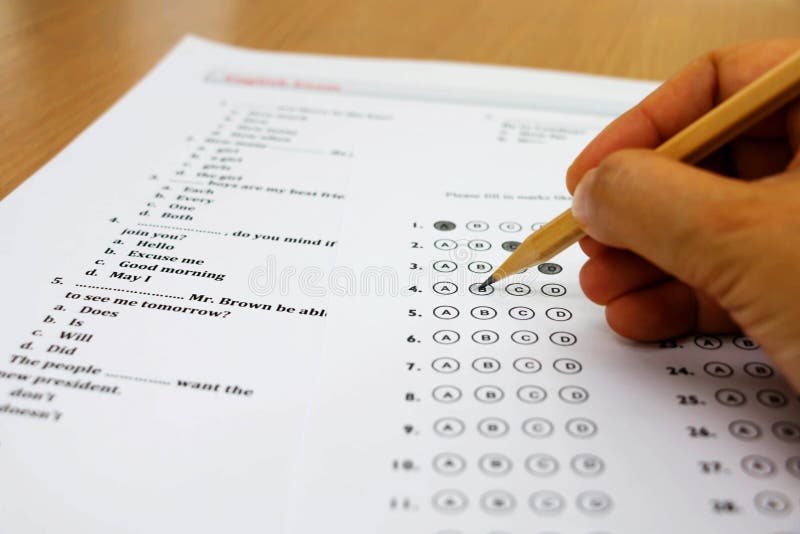 Examen inglés en la tabla foto de archivo. Imagen de marca - 85873782