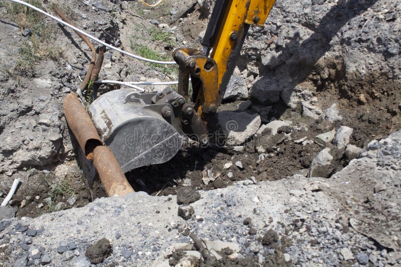 Excavadora Moderna Excava Una Trinchera Foto de archivo - Imagen de ...