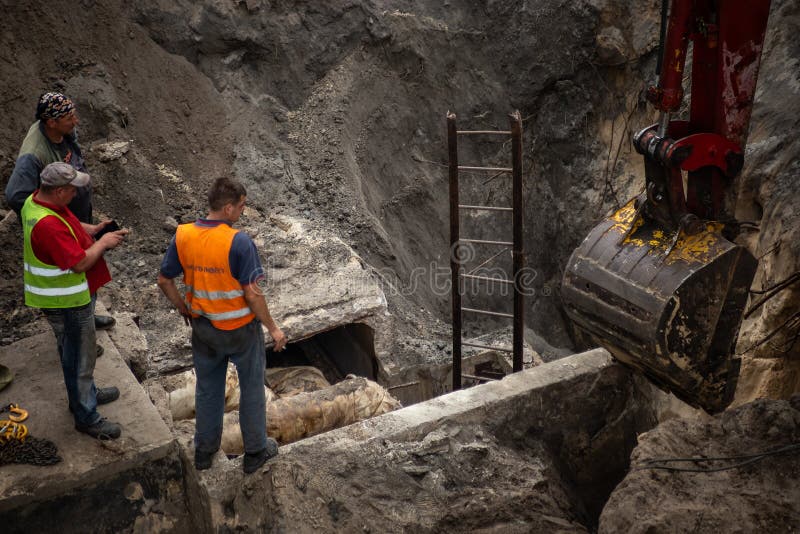 Construction Workers At Work In Construction Pit Editorial Photography ...