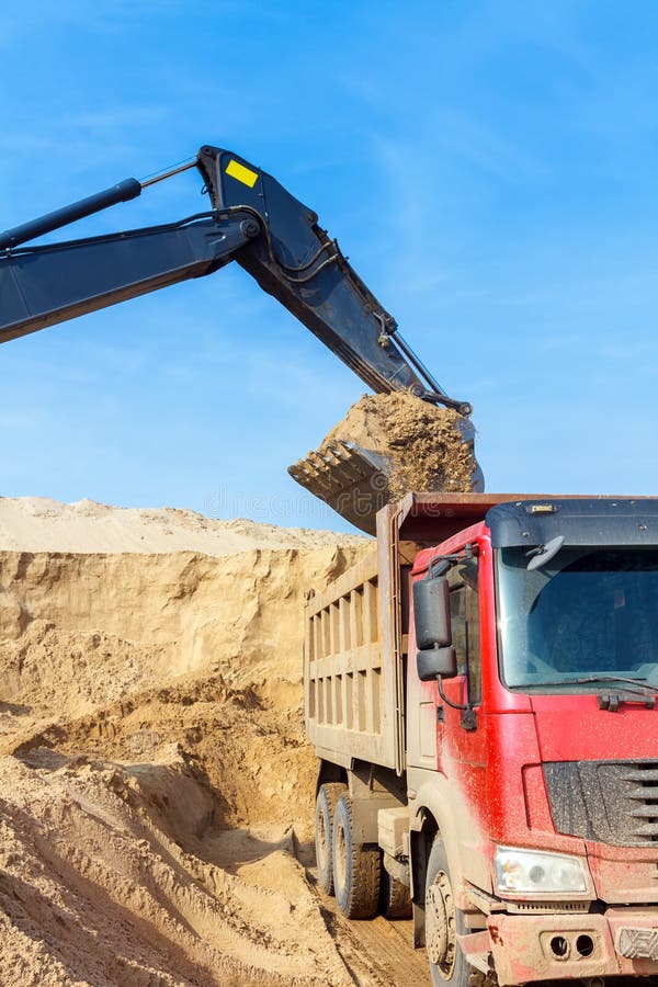 Excavator Loading Dumper Truck Stock Photos - Download 1,157 Royalty ...