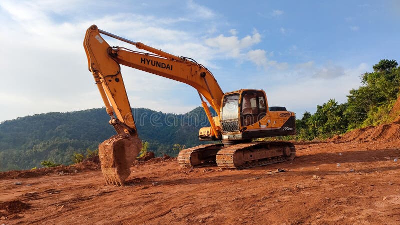 Excavators are Preparing for the Mining Process of Embankment Editorial ...