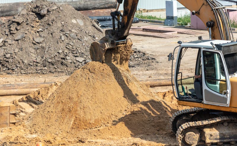 Excavatrice Creuse Le Sol Sur Un Chantier De Construction. Photo stock ...