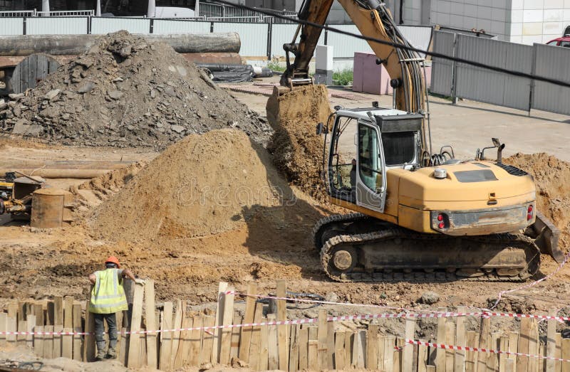 Excavatrice Creuse Le Sol Sur Un Chantier De Construction. Image stock ...