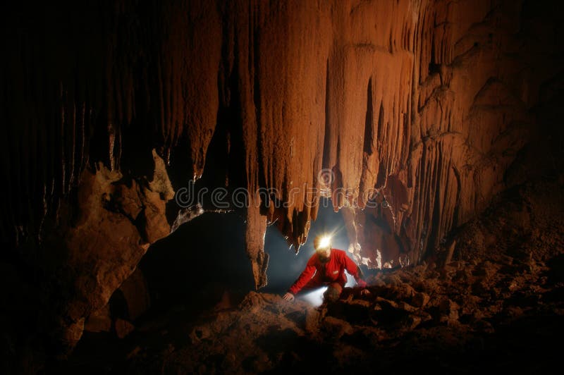 Excave El Paso Con Un Caver Foto de archivo - Imagen de catacumba ...